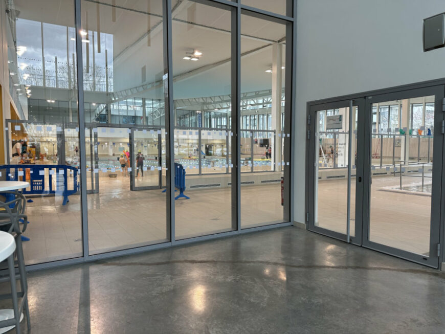 Vitrophanie PMR ♿ - À partir de 15€/m linéaire - Pozart